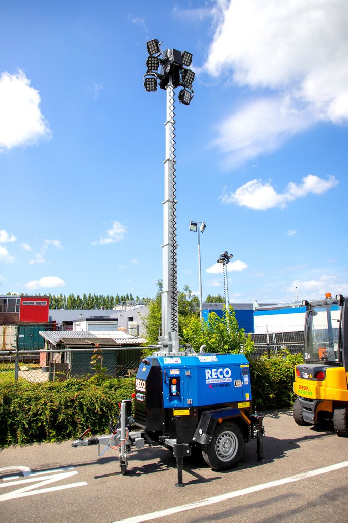 Mobiele lichtmast 8m huren: hybride, 11,5 uur op accu
