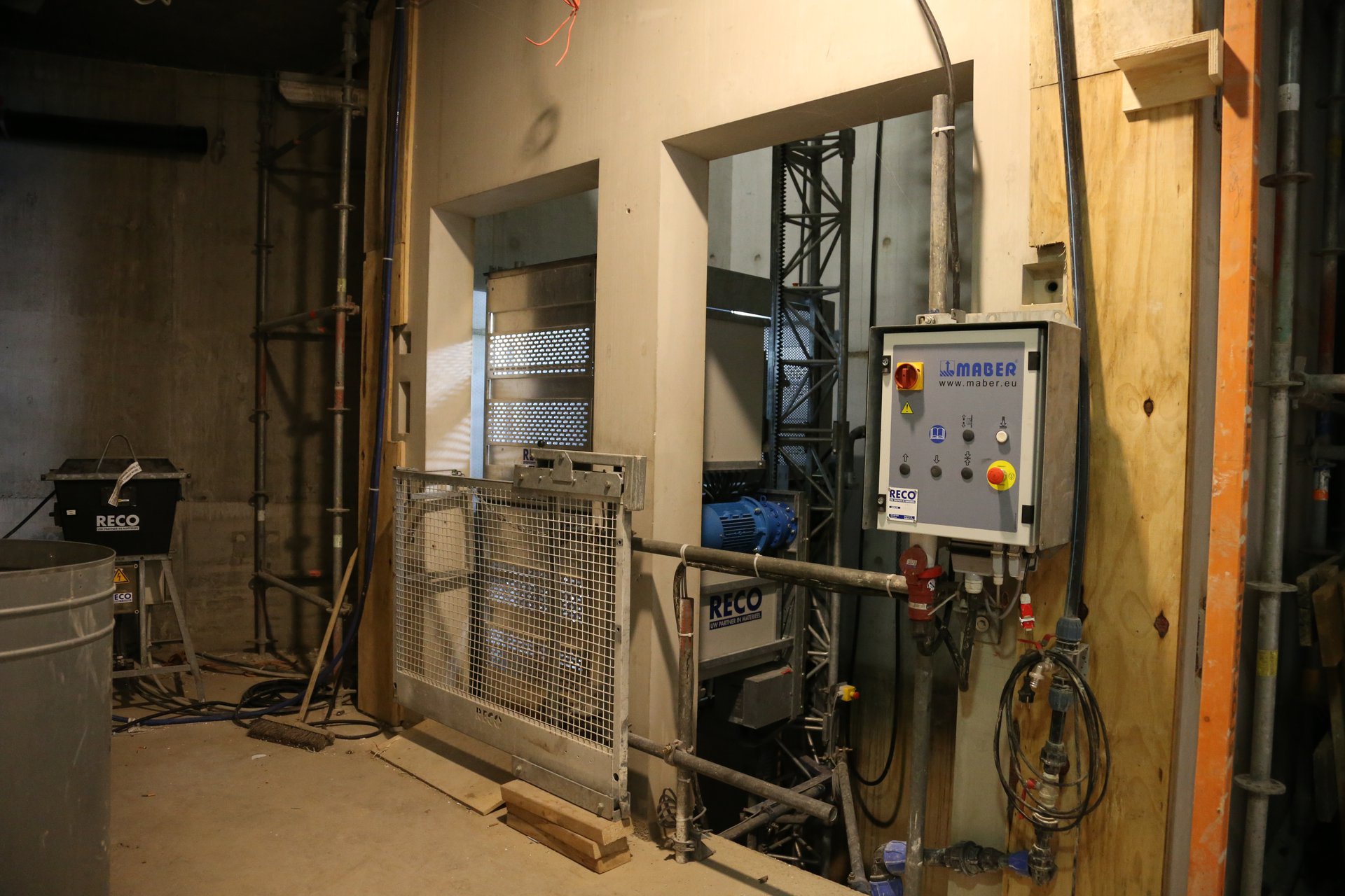 Maber MB-A800 personen-goederenlift huren: 800kg tot 150m